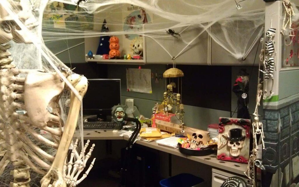 28 Halloween Office Decorations to Spookify Your Workspace - Decor Rio