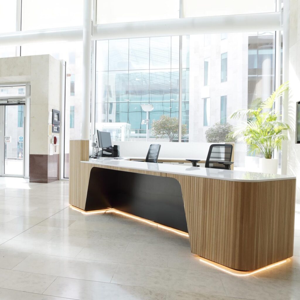 36 Front Desk Designs to Innovate Your Welcome Space - Decor Rio