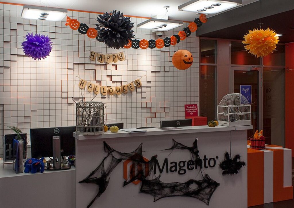 28 Halloween Office Decorations to Spookify Your Workspace - Decor Rio