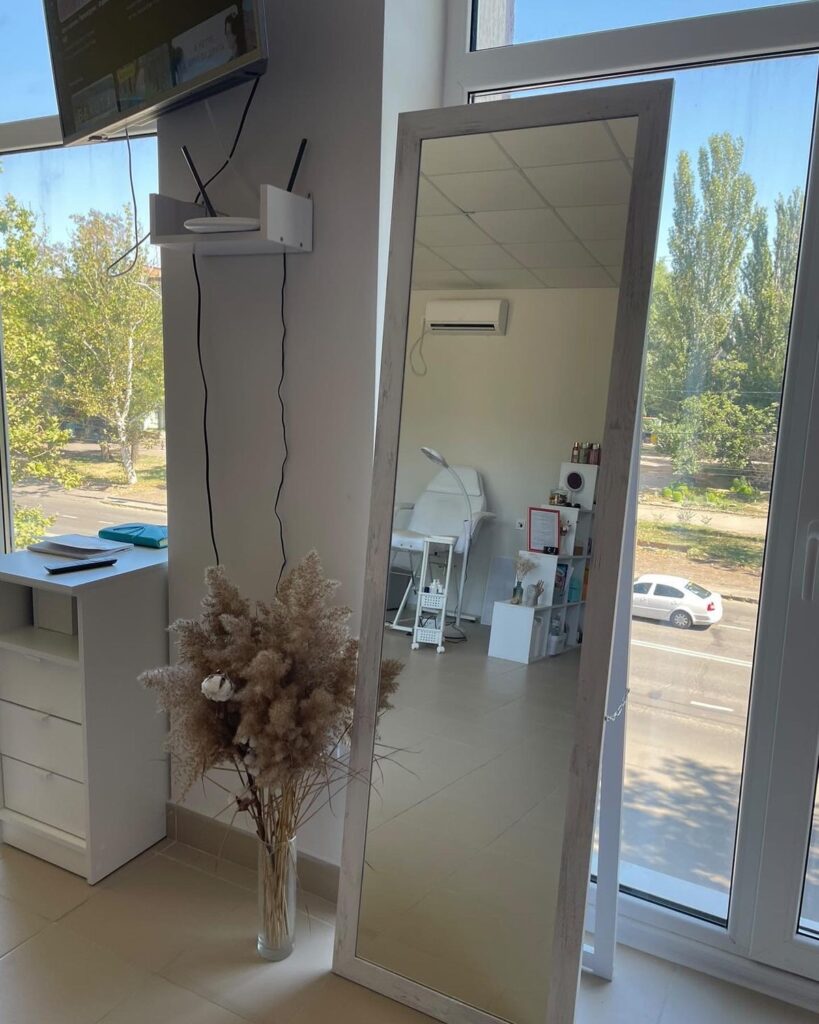 30 Trendy Standing Mirror Ideas for a Modern Home - Decor Rio