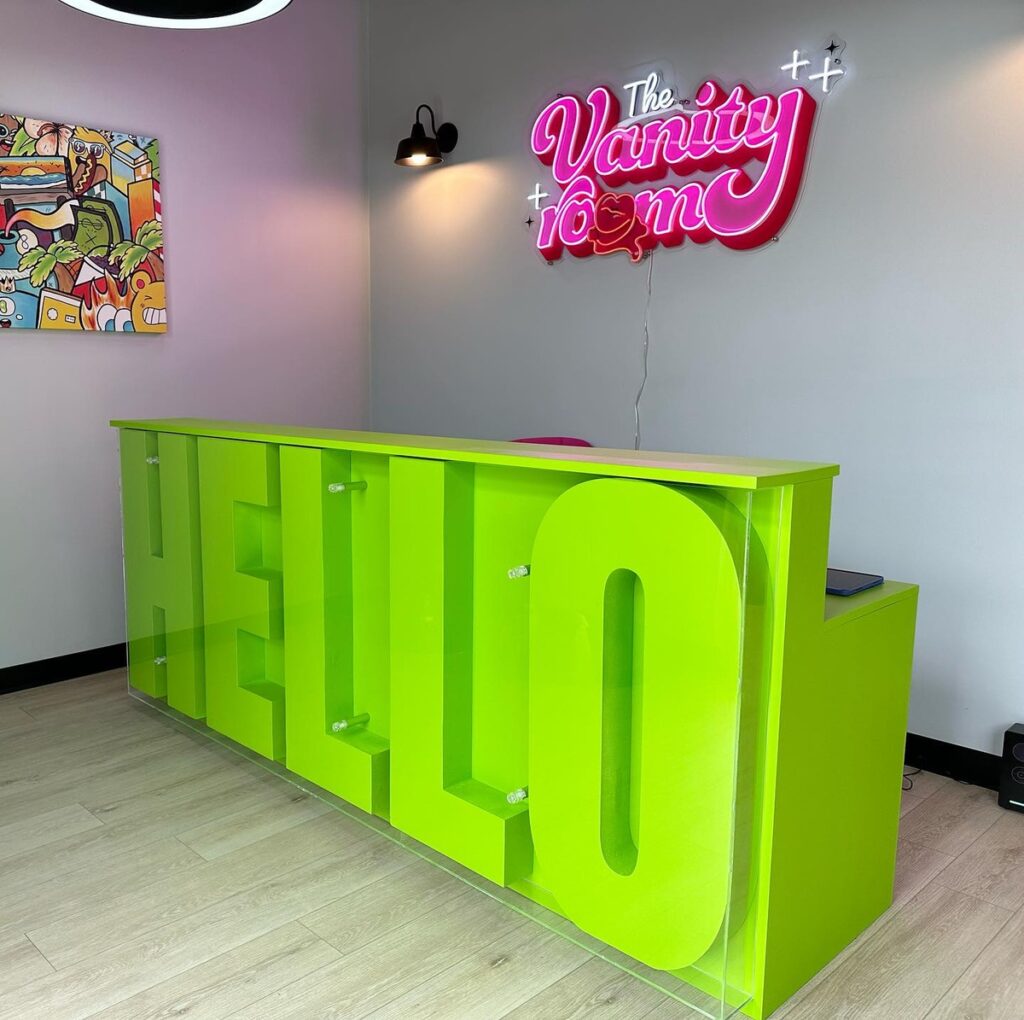 36 Front Desk Designs to Innovate Your Welcome Space - Decor Rio