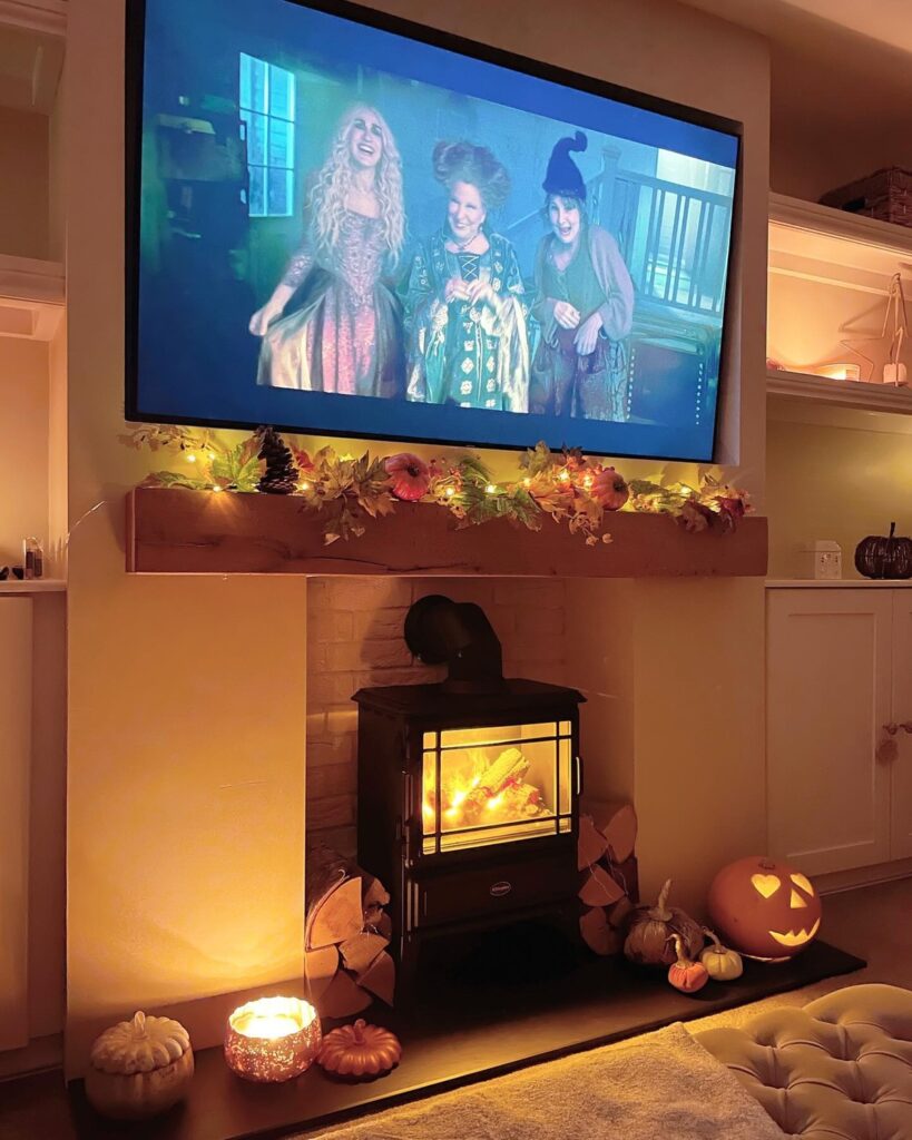 32 Spooky Halloween Living Room Decor Ideas for a Cozy Home - Decor Rio