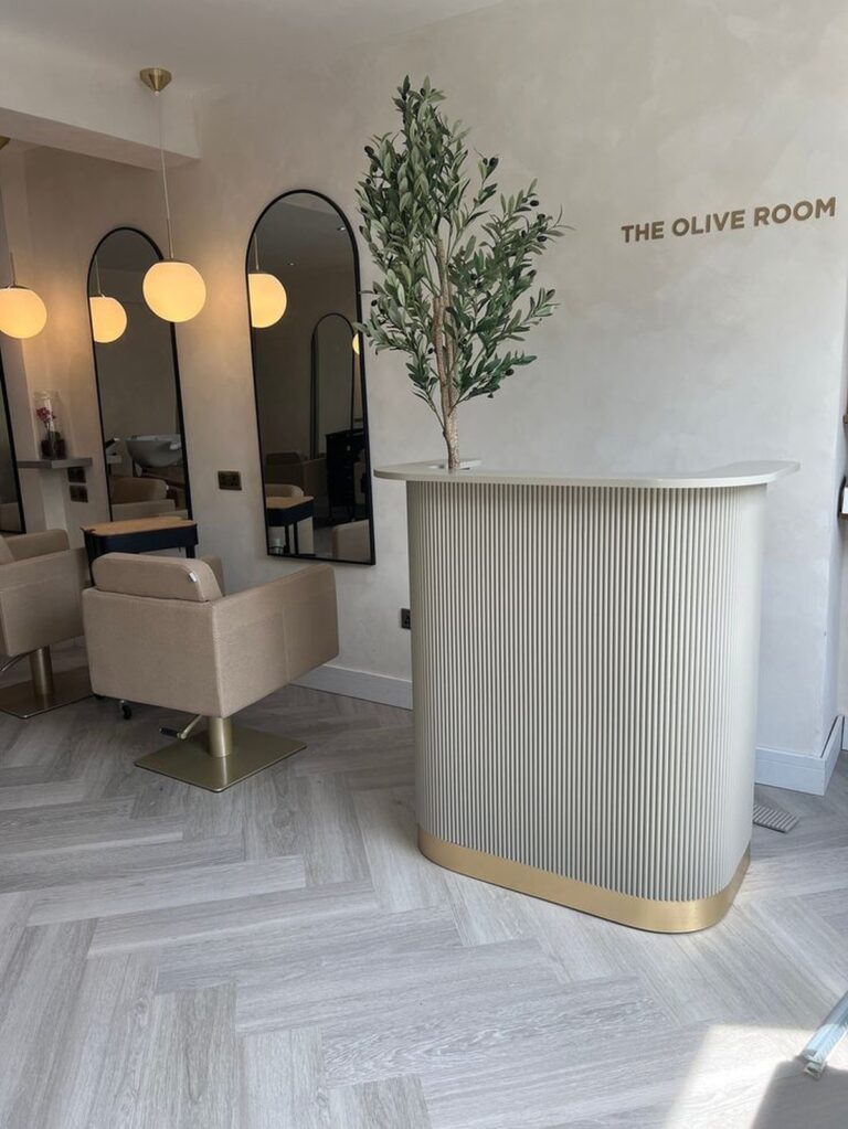 36 Front Desk Designs to Innovate Your Welcome Space - Decor Rio
