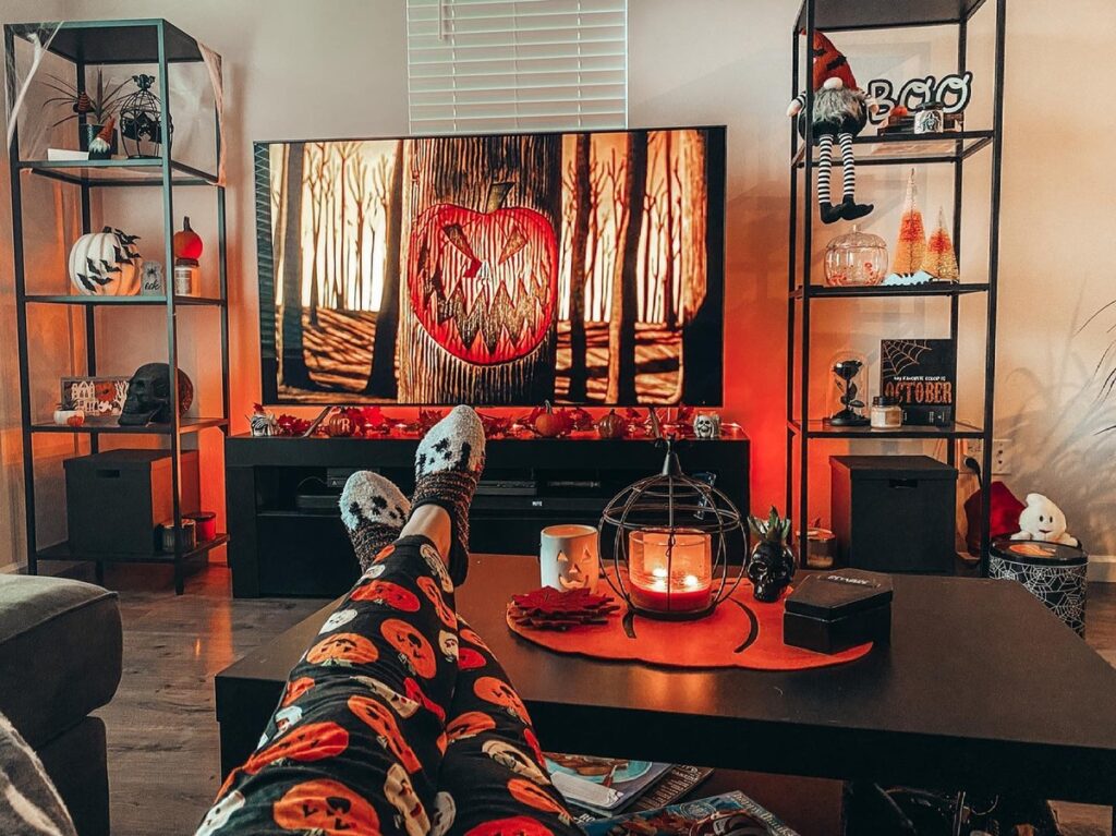 32 Spooky Halloween Living Room Decor Ideas for a Cozy Home - Decor Rio