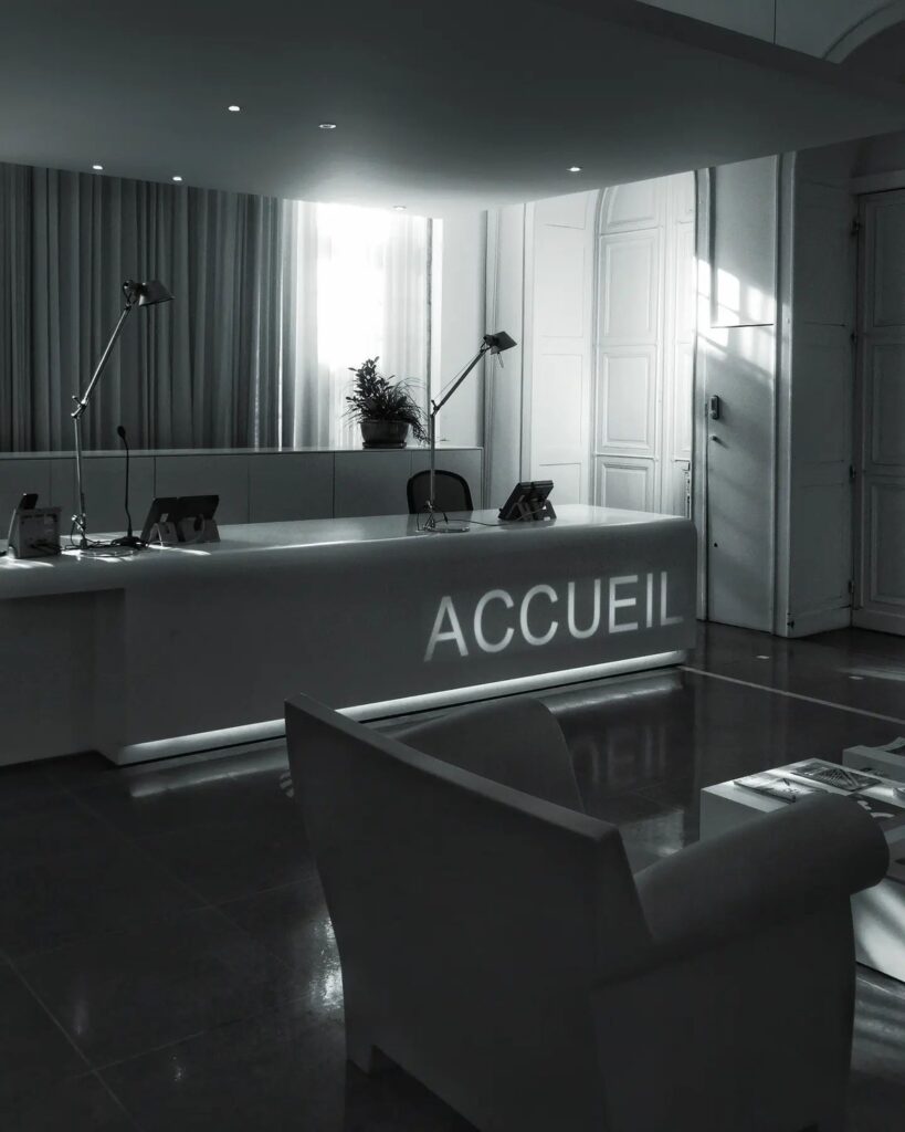 36 Front Desk Designs to Innovate Your Welcome Space - Decor Rio